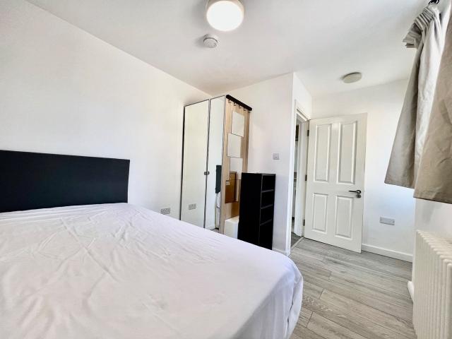 Apartment at Sunbury Way, Greater London