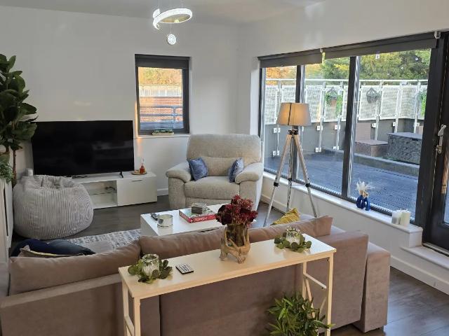 Apartment at Sunningdale Gardens, Greater London