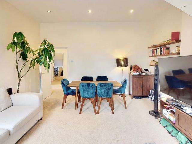 Apartment at Sunningfields Road, Greater London