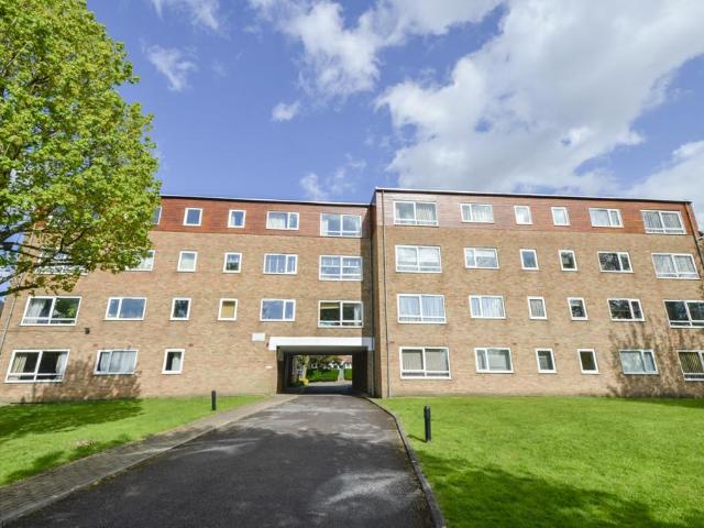 Apartment at Sunningfields Road, Greater London