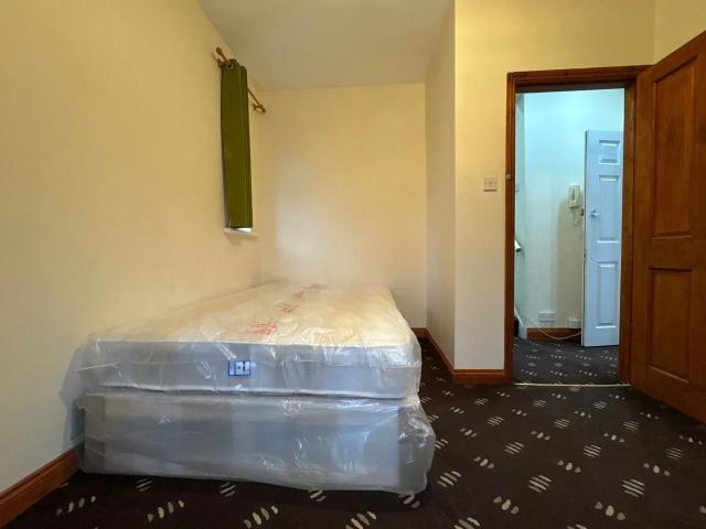 Apartment at Sunny Gardens Road, Greater London
