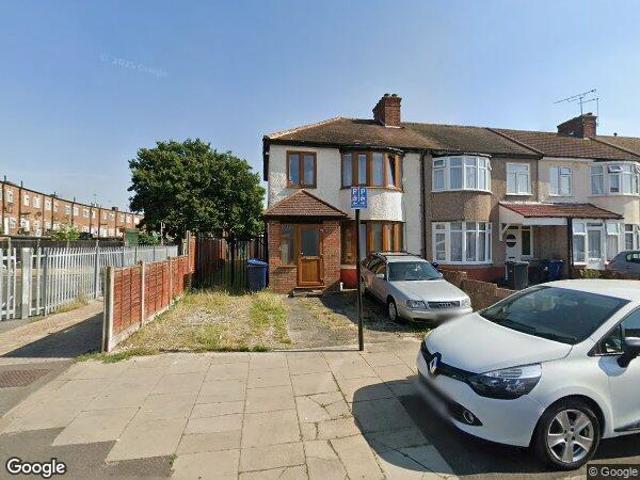 Apartment at Sunnycroft Road, Greater London