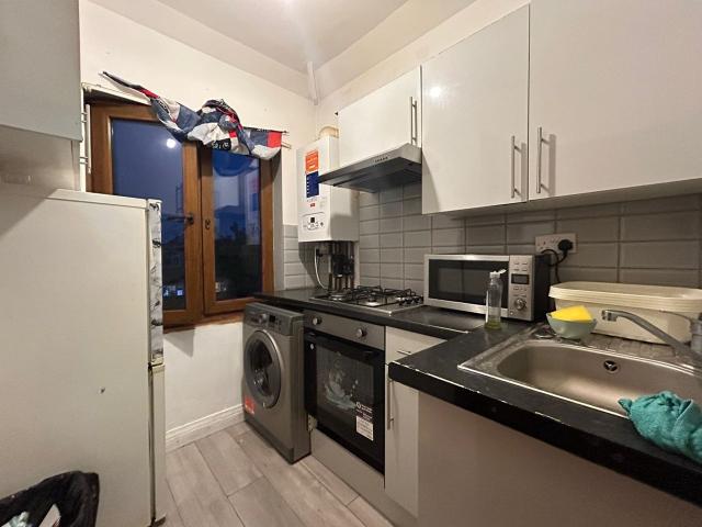 Apartment at Sunnycroft Road, Greater London