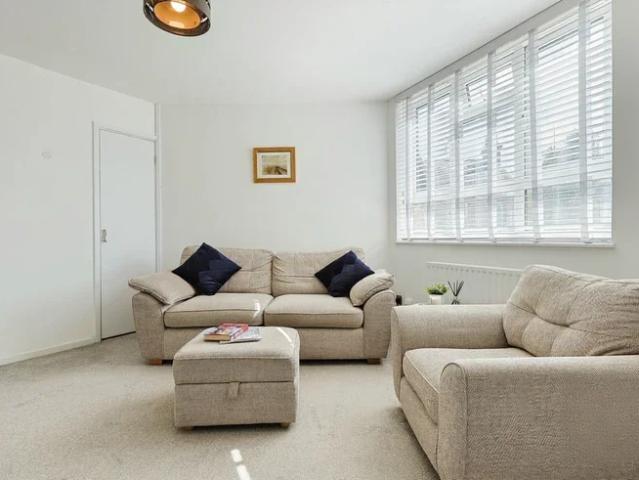 Apartment at Sunnyside Road, Greater London