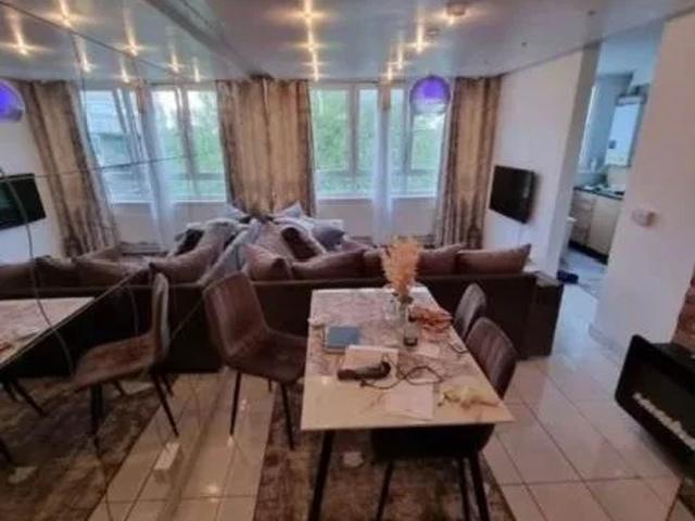 Apartment at Surrey Lane, Greater London