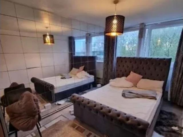 Apartment at Surrey Lane, Greater London