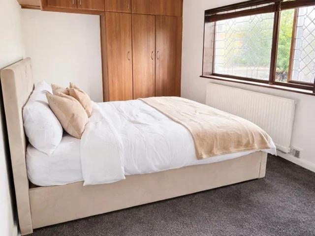 Room at Swinburne Gardens, Tilbury