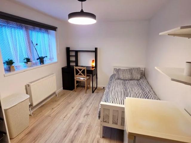 Room at Swingate Lane, Greater London