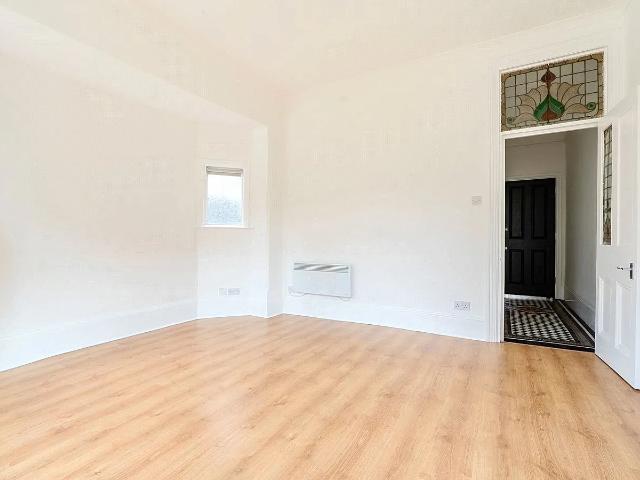 Apartment at Sylvan Avenue, Greater London