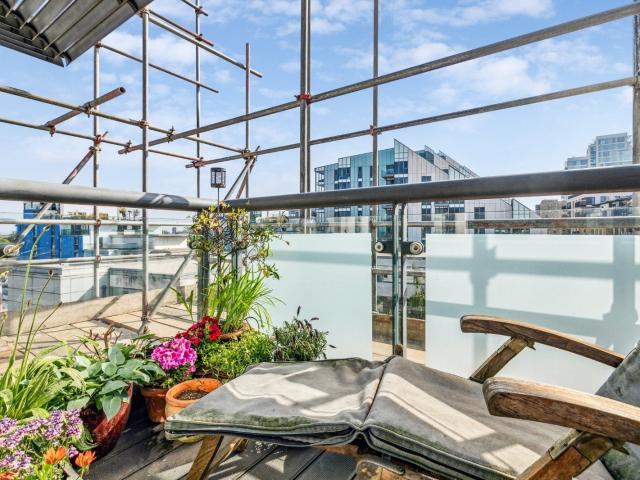 Apartment at Point Pleasant, Greater London