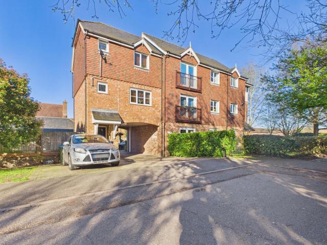 Apartment at Pondtail Close, Horsham