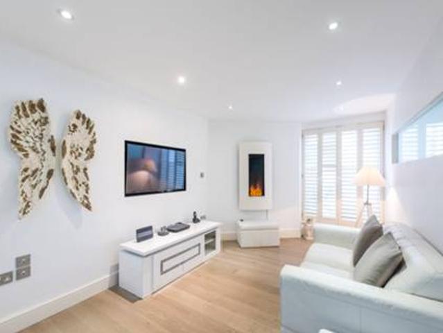 Apartment at Pont Street Mews, Greater London