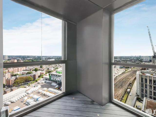 Apartment at Ponton Road, Greater London