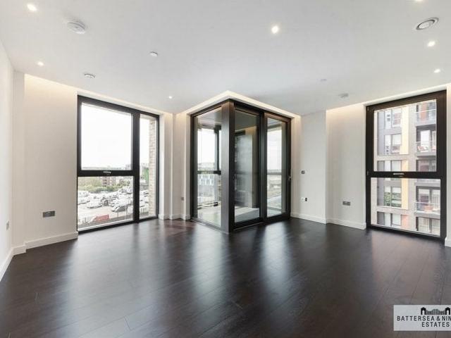 Apartment at Ponton Road, Greater London