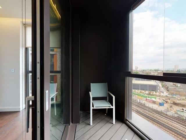 Apartment at Ponton Road, Greater London