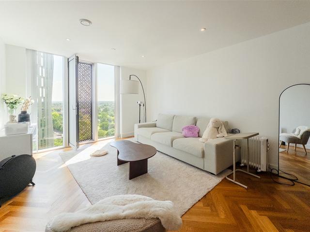 Apartment at path in front of deansgate sq, Manchester