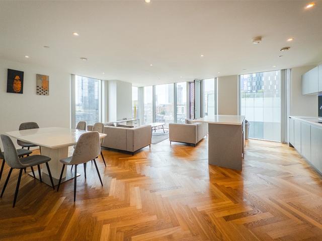 Apartment at path in front of deansgate sq, Manchester