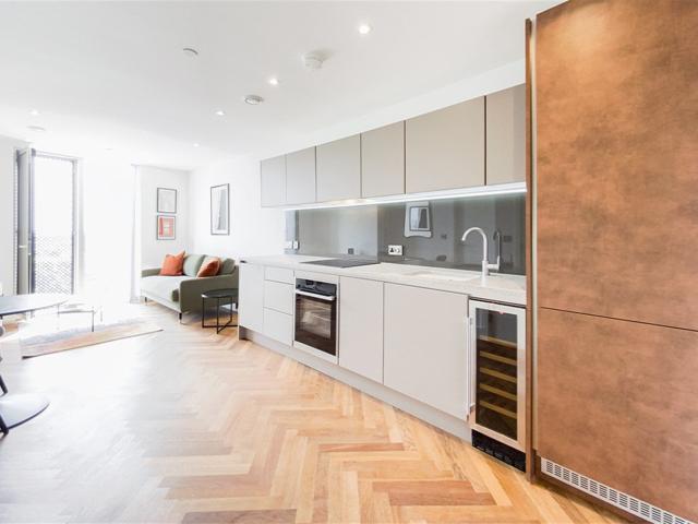 Apartment at path in front of deansgate sq, Manchester