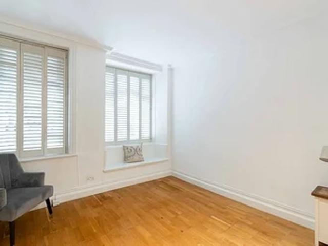 Apartment at Pavilion Road, Greater London