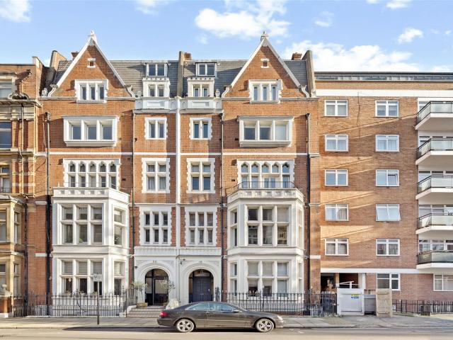 Apartment at Palace Court, City of Westminster