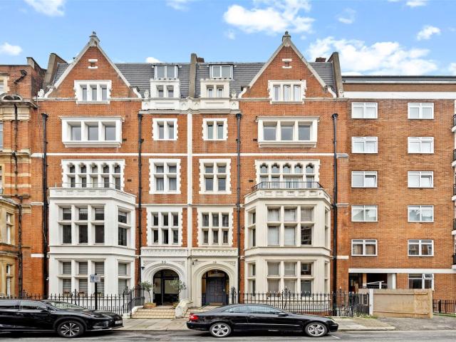 Apartment at Palace Court, City of Westminster