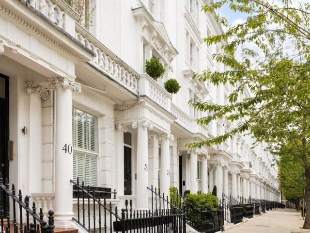 Apartment at Palace Gardens Terrace, Greater London
