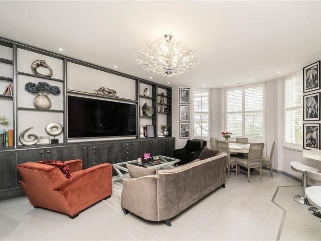 Apartment at Palace Gardens Terrace, Greater London