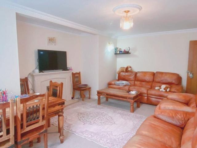 Apartment at Pampisford Road, Greater London