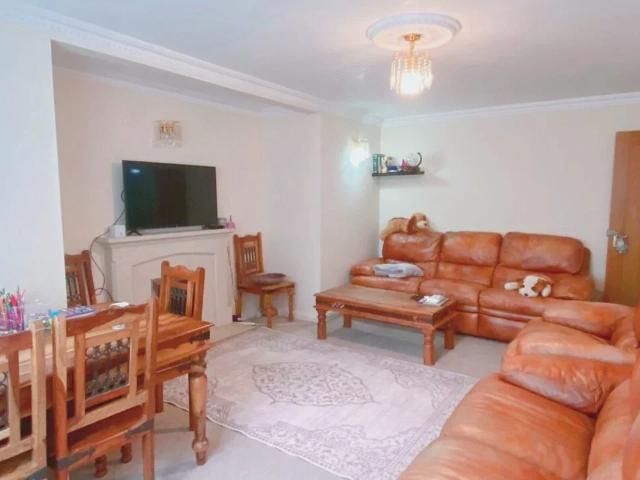 Apartment at Pampisford Road, Greater London