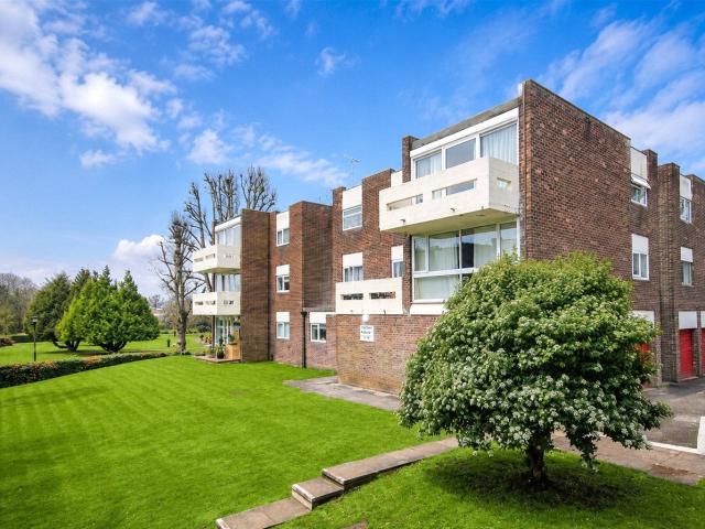 Apartment at Park Drive, Woking