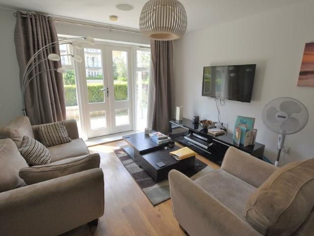 Apartment at Park Lodge Avenue, Greater London