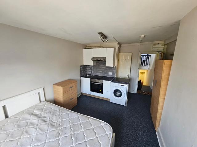 Apartment at Park Parade, Greater London