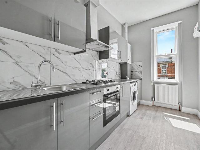 Apartment at Park Parade, Greater London