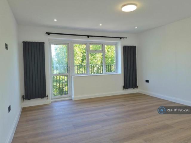 Apartment at Parkfield Crescent, Greater London
