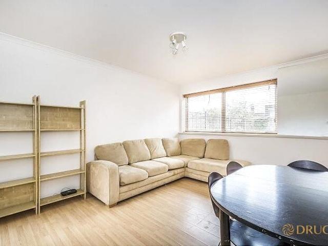 Apartment at Parkgate Road, Greater London