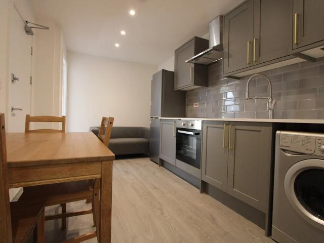 Apartment at Parkgate Road, Greater London