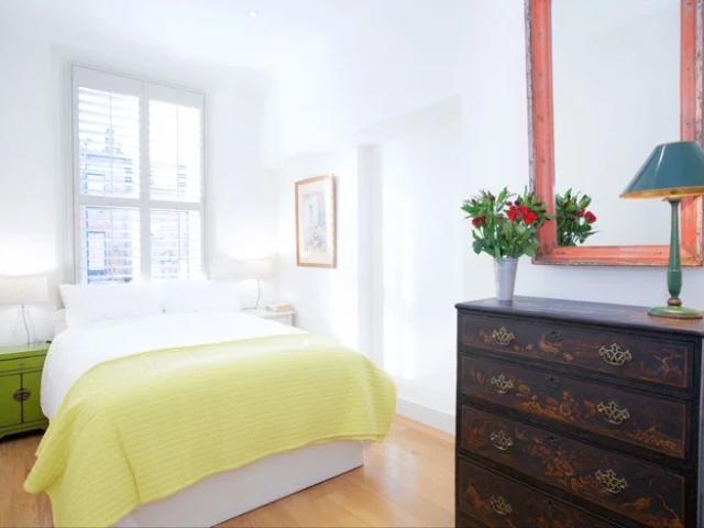 Apartment at Parkgate Road, Greater London