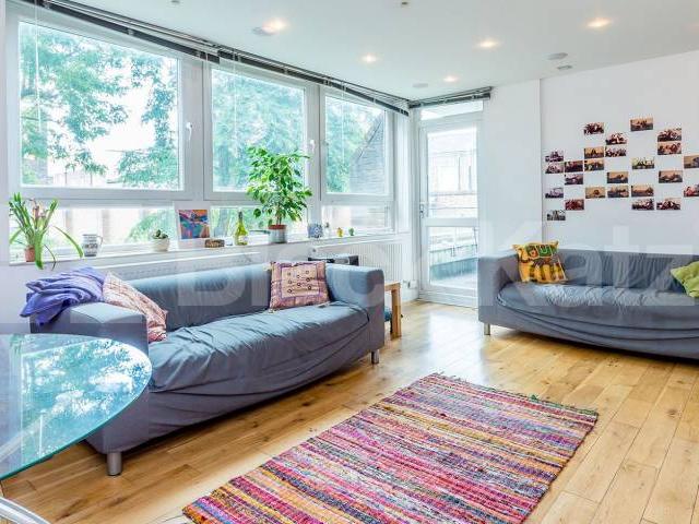 Apartment at Parkway, Greater London