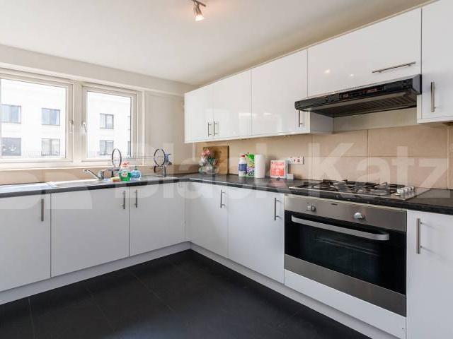 Apartment at Parkway, Greater London