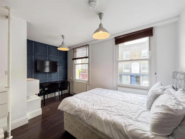 Apartment at Parkway, Greater London