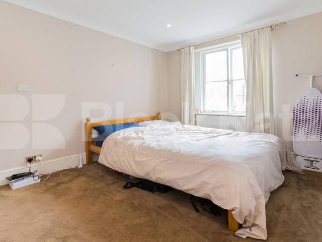 Apartment at Parkway, Greater London