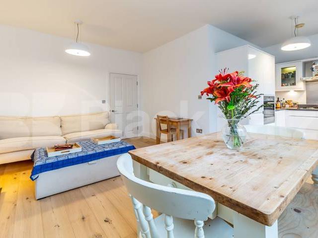 Apartment at Parkway, Greater London