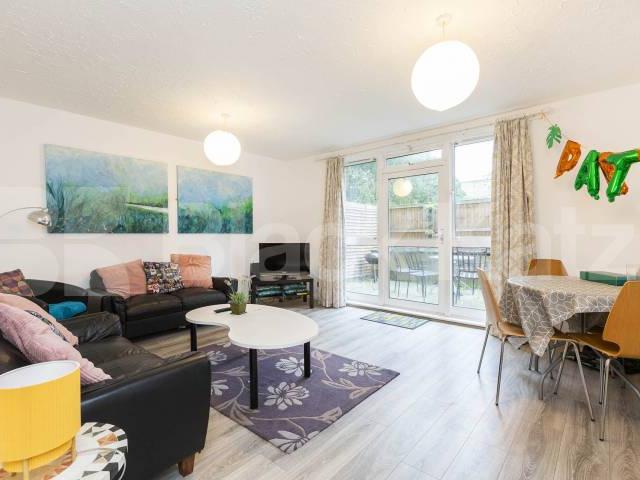 Apartment at Parkway, Greater London