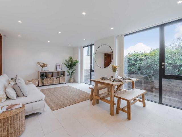 Apartment at Parkway, Greater London