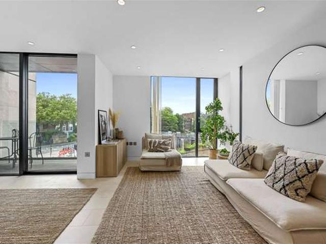 Apartment at Parkway, Greater London