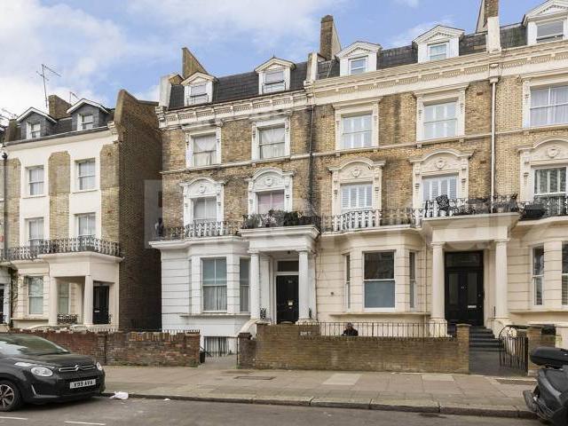 Apartment at Parkway, Greater London