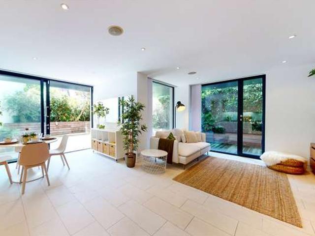 Apartment at Parkway, Greater London