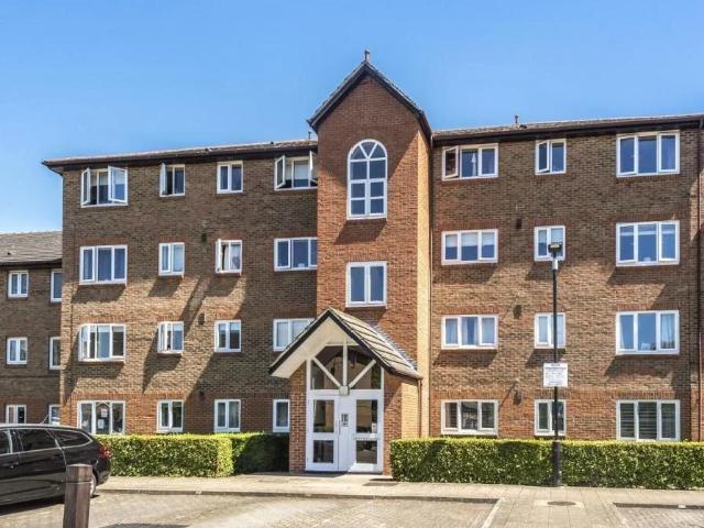Apartment at Peartree Avenue, Greater London