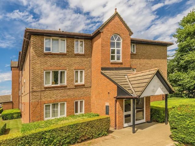 Apartment at Peartree Avenue, Greater London