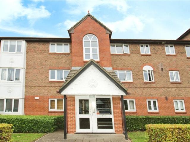 Apartment at Peartree Avenue, Greater London